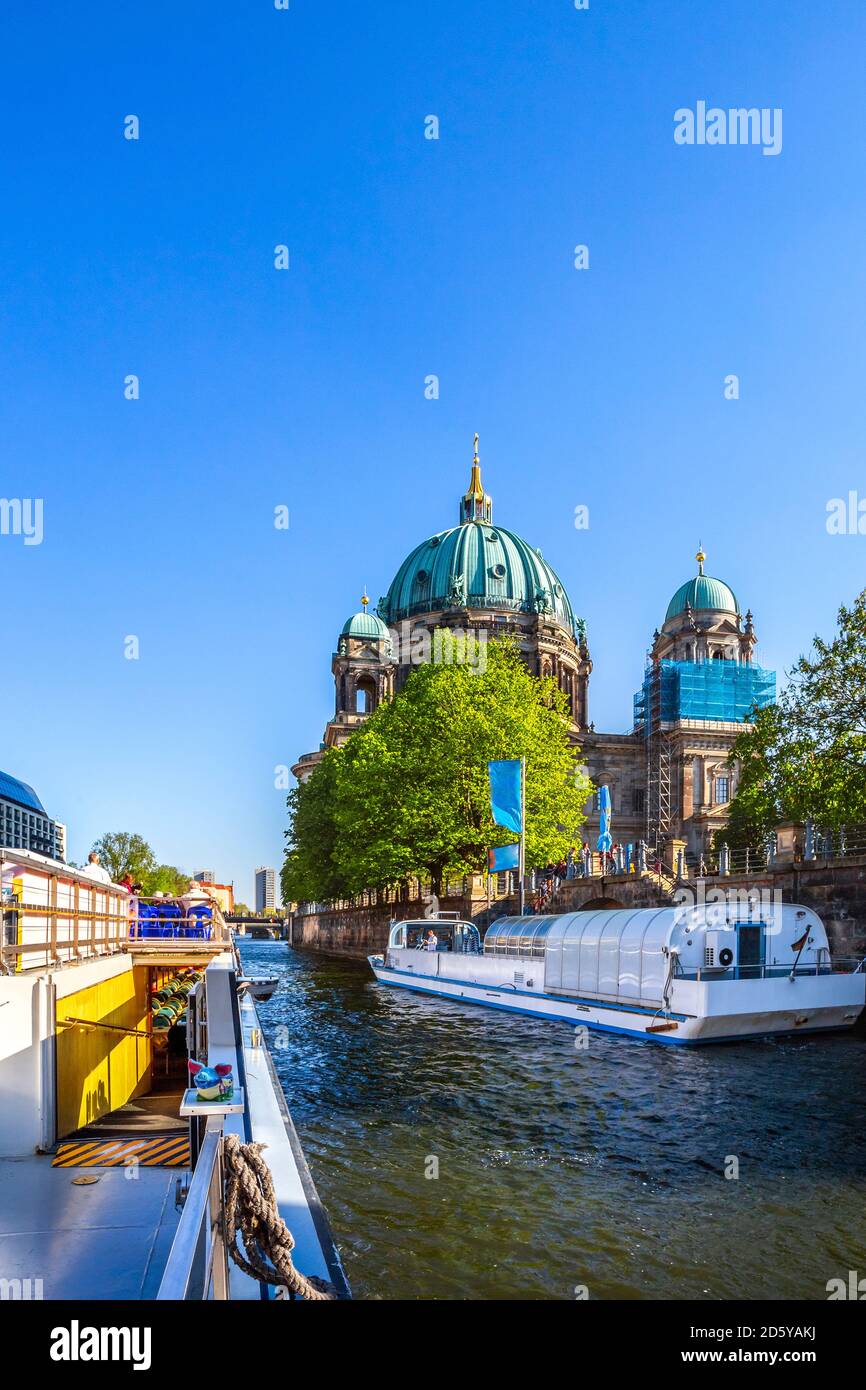 Ships and cathedral hi-res stock photography and images - Alamy