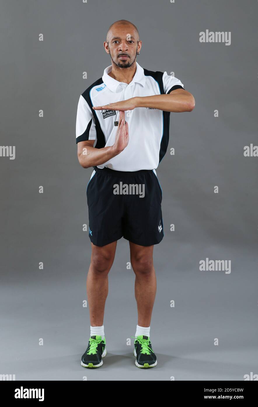 Umpire Ian Fuller signalling hold time Stock Photo - Alamy