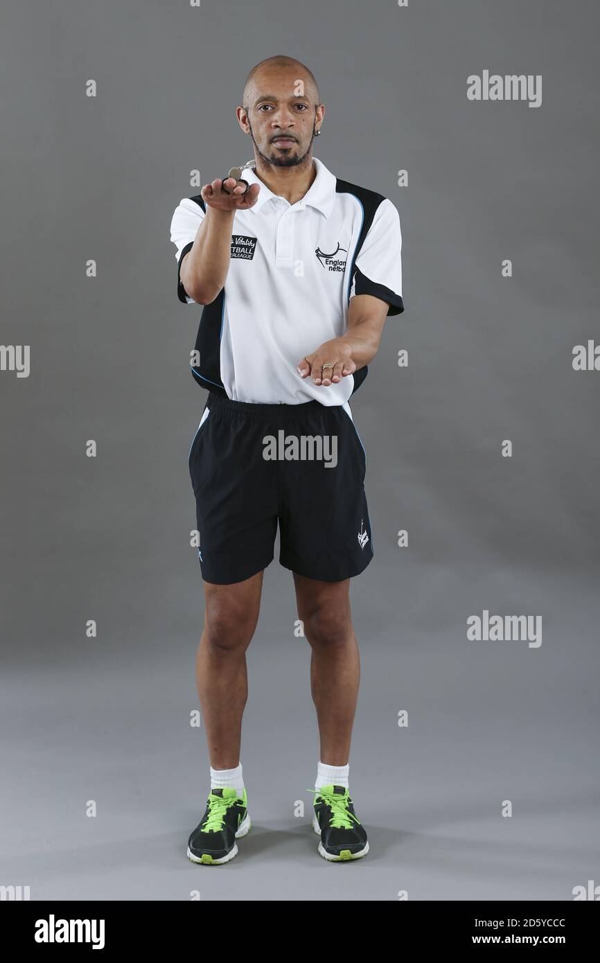 Umpire Ian Fuller signalling footwork Stock Photo - Alamy
