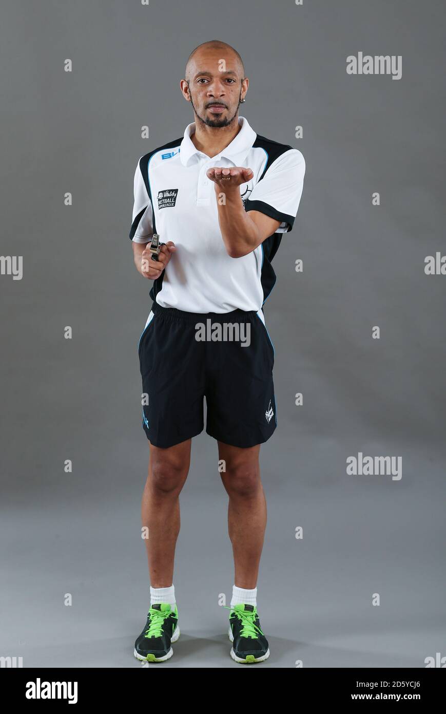 Umpire Ian Fuller signalling toss up Stock Photo - Alamy