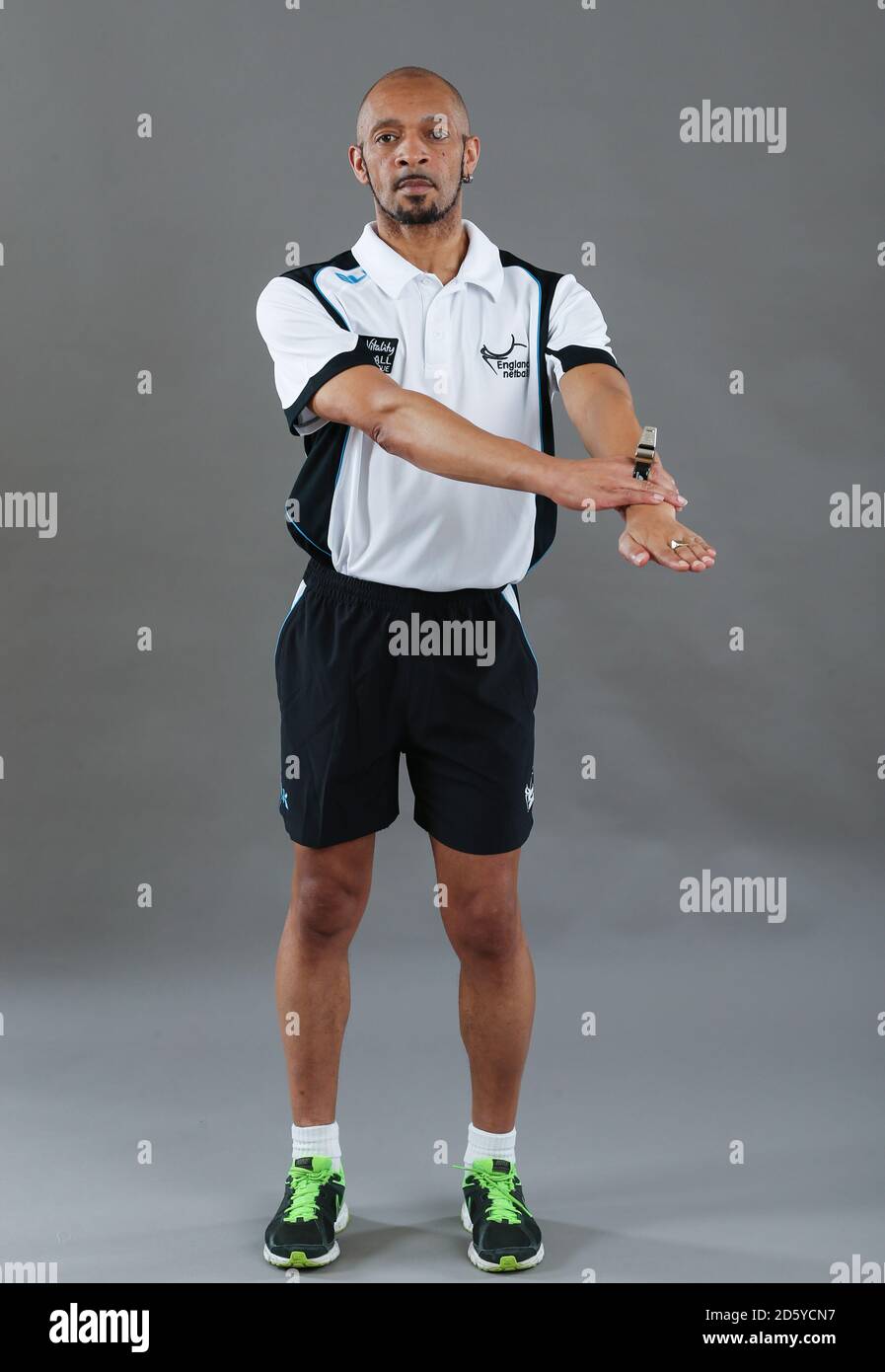 Umpire Ian Fuller signalling contact Stock Photo - Alamy