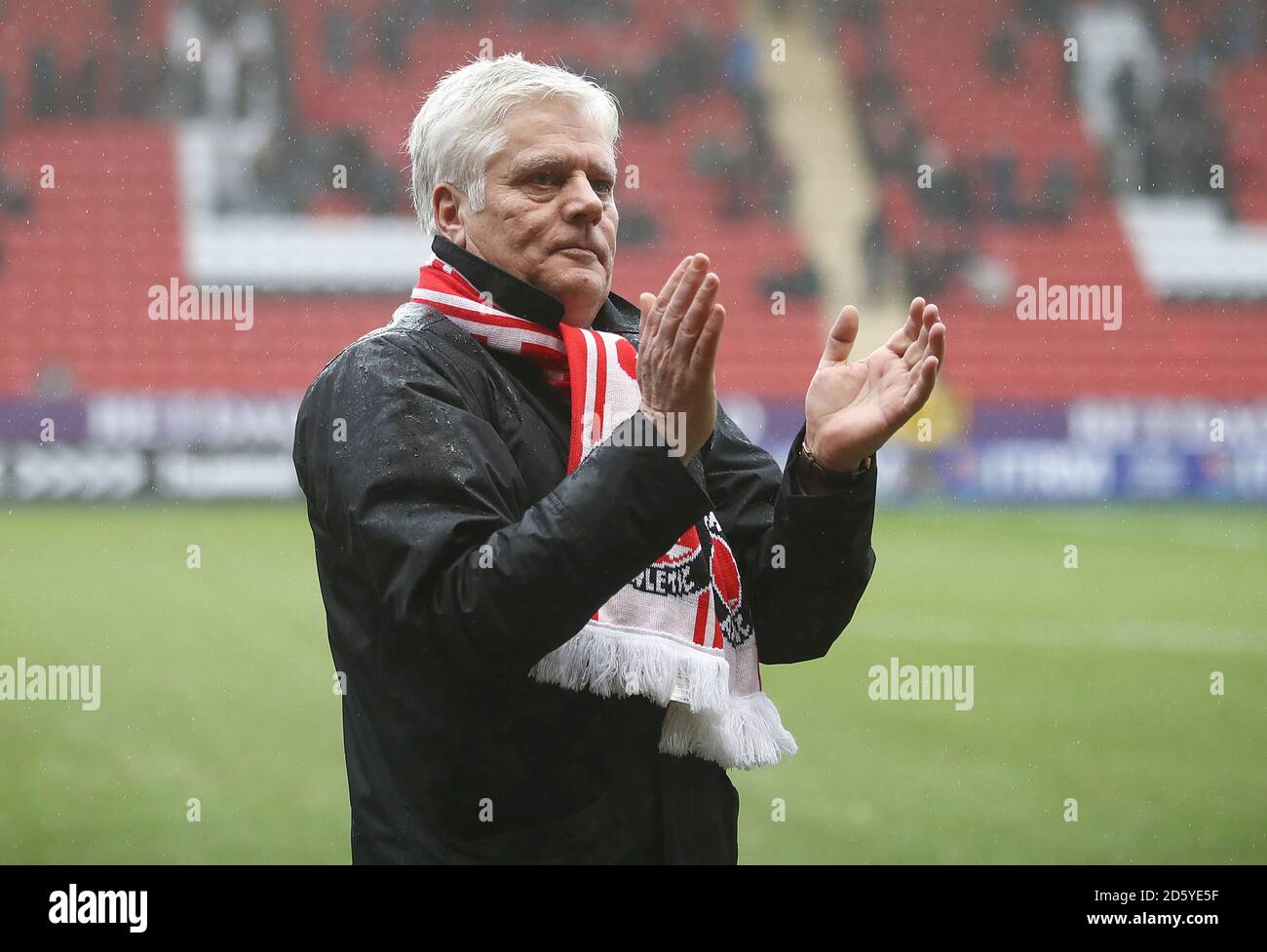 Father son football supporters hi-res stock photography and images - Alamy