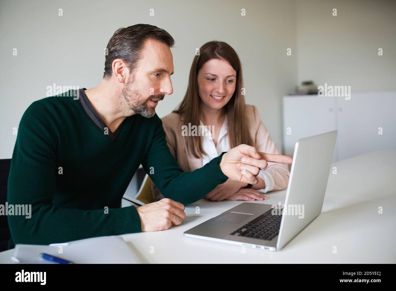 Employee desk hi-res stock photography and images - Alamy