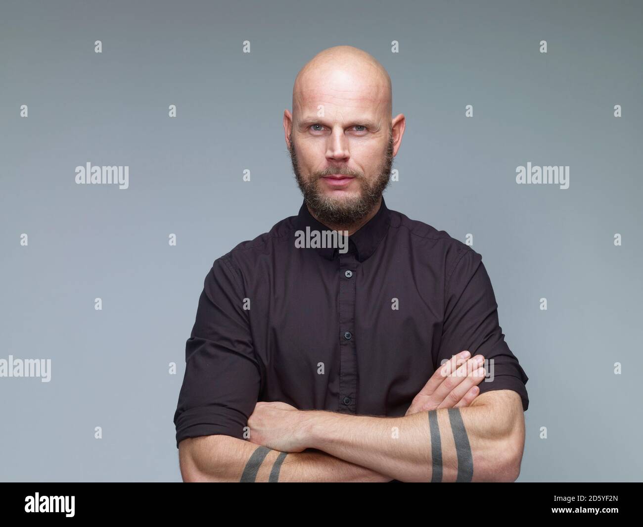 One man only and tattoo and arms hi-res stock photography and images ...