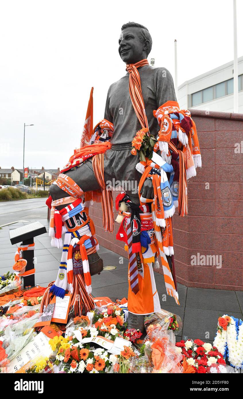 Football soccer jimmy armfield statue general view gv hi-res stock ...