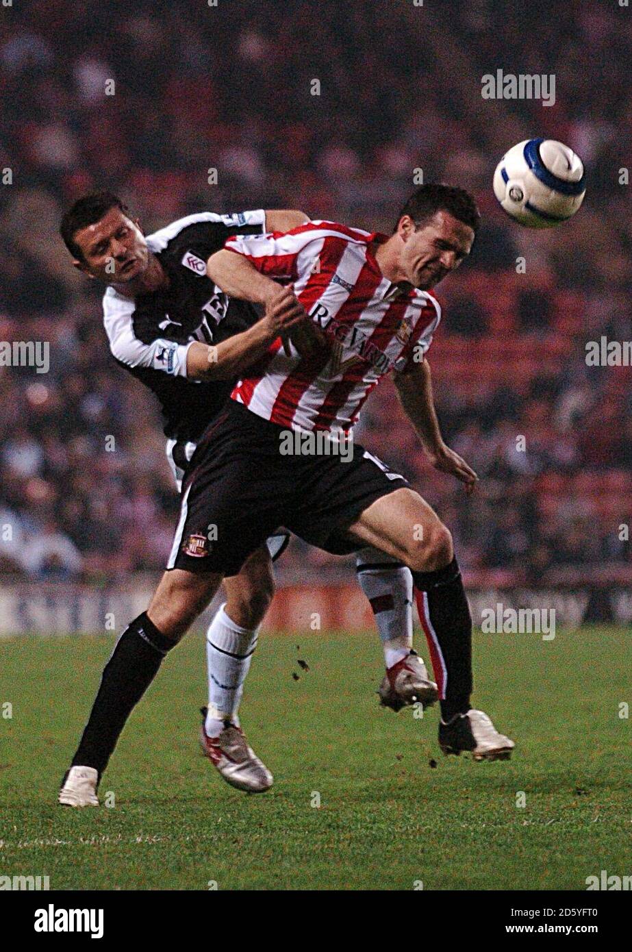 Sunderland's Tommy Miller and Fulham's Tomasz Radzinski Stock Photo - Alamy