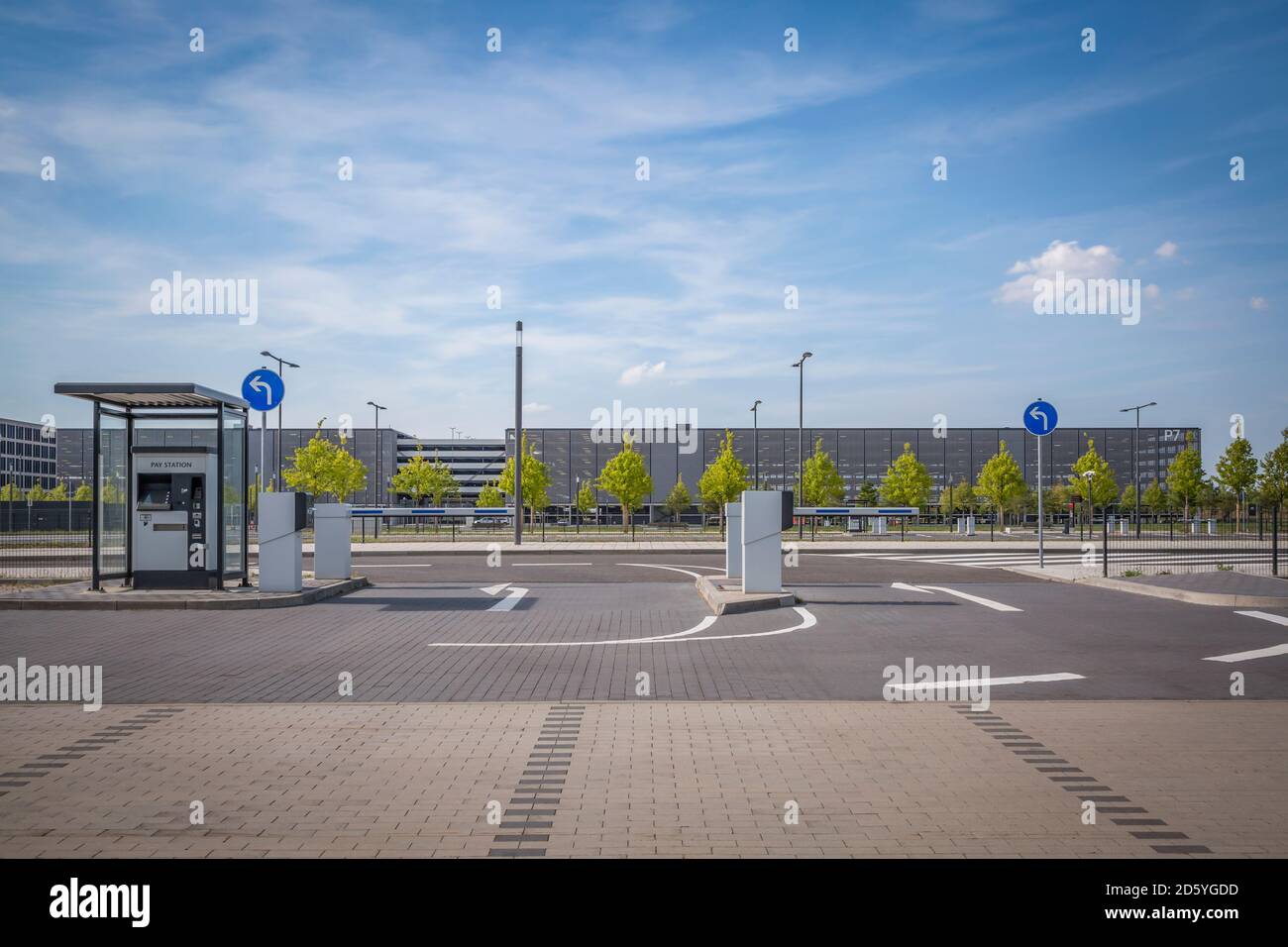Airport gates hi-res stock photography and images - Alamy
