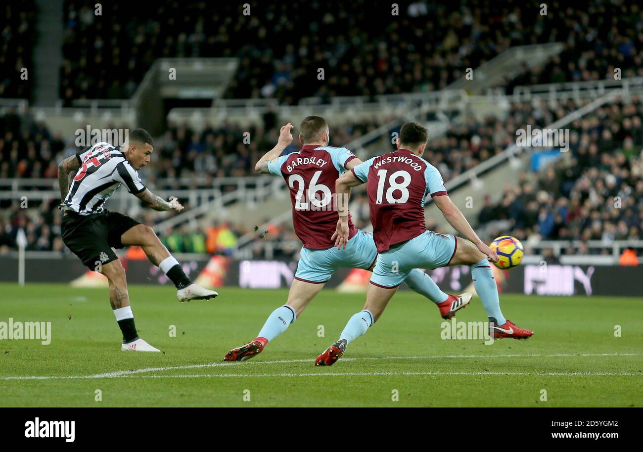Newcastle United's Kenedy shoots Stock Photo - Alamy