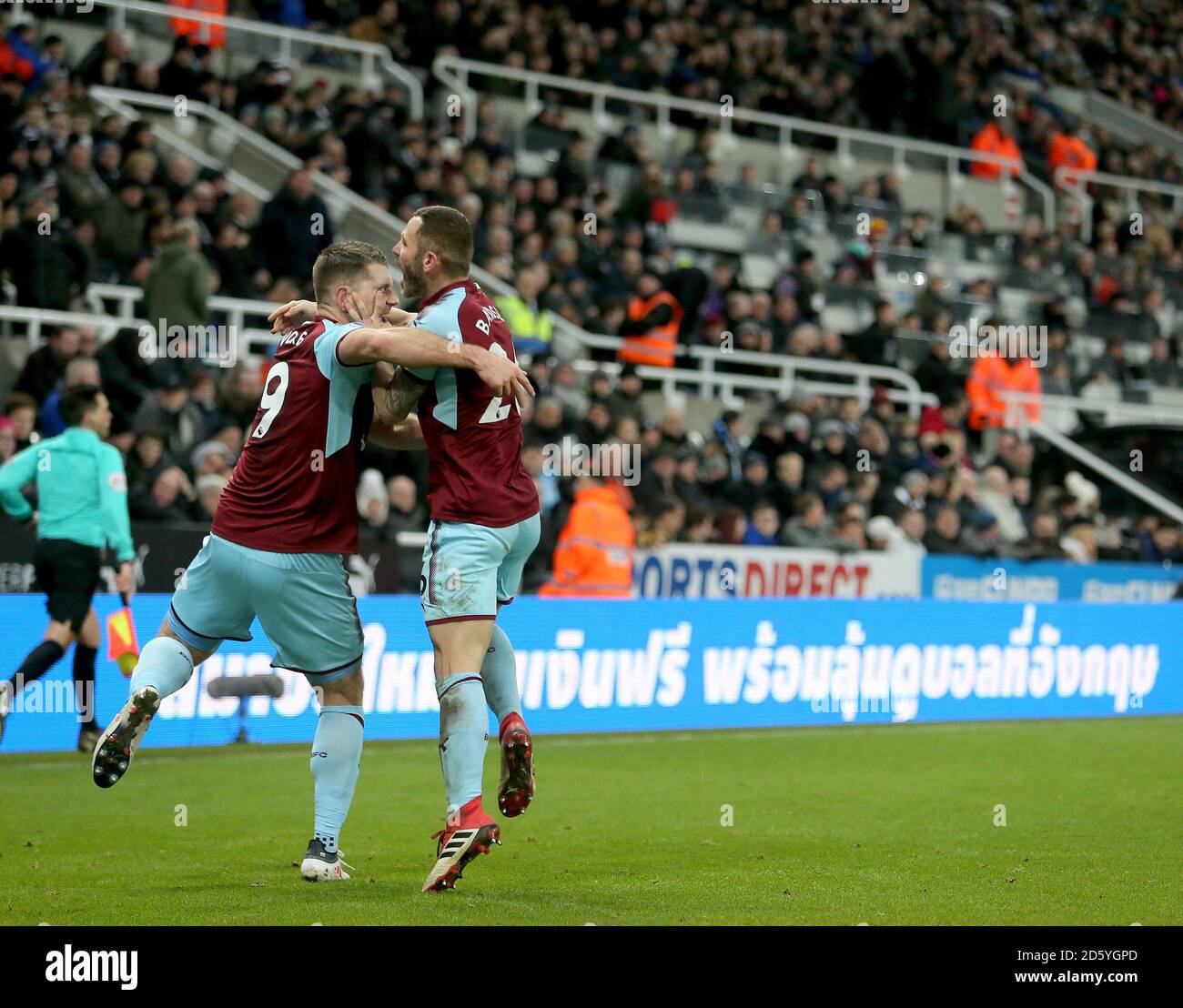 Burnleys sam vokes celebrates hi-res stock photography and images - Alamy