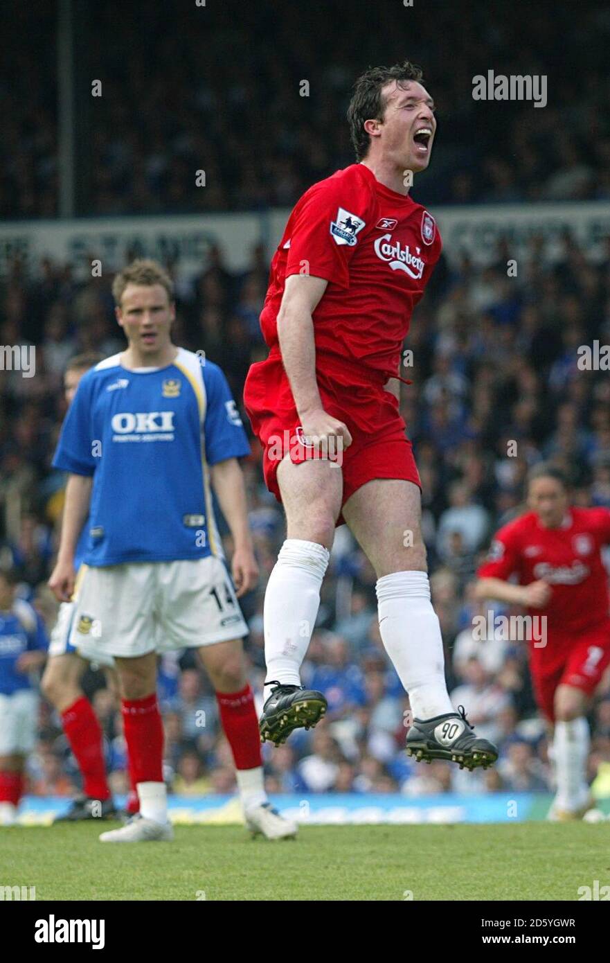 Liverpool's Robbie Fowler celebrates his goal Stock Photo - Alamy
