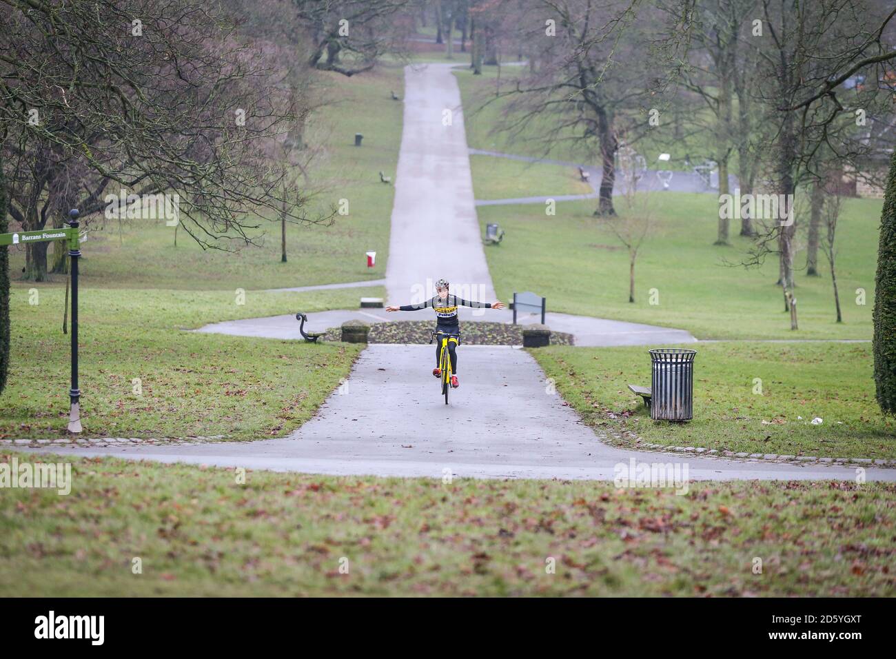 Cyclist Tom Piddock displays tricks on his bike in Leeds Stock Photo ...