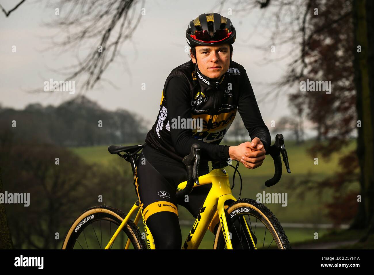 Cyclist Tom Piddock poses with his bike in Leeds Stock Photo - Alamy