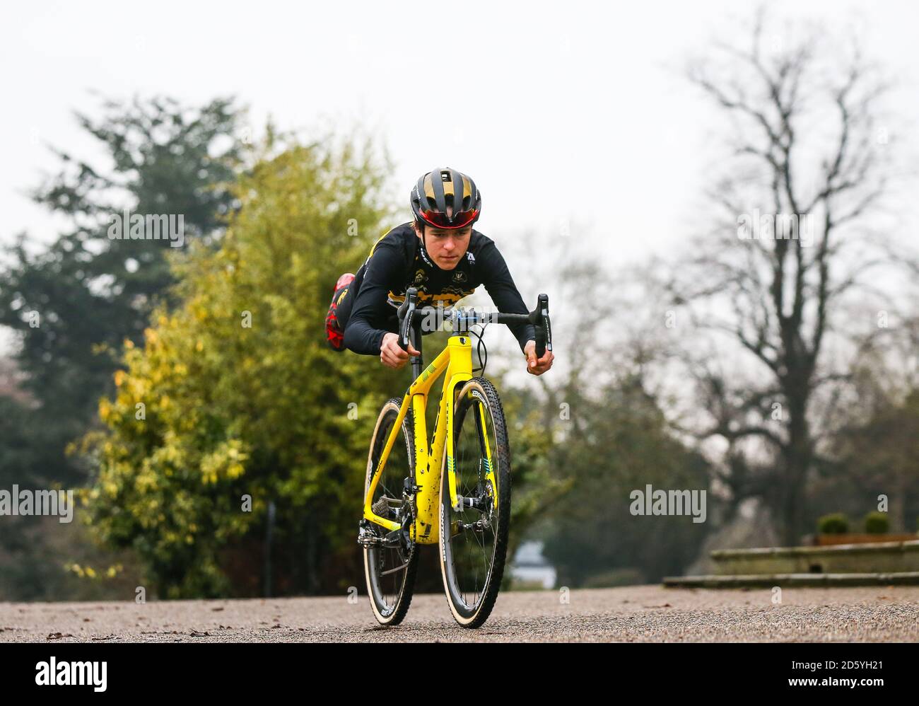 Cyclist Tom Piddock displays tricks on his bike in Leeds Stock Photo ...