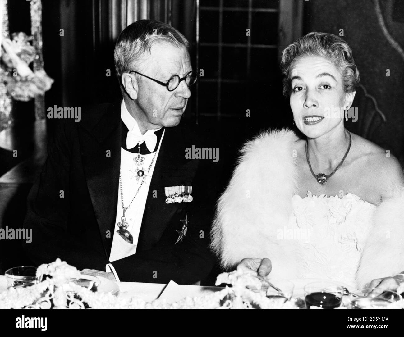 December 1957 hi-res stock photography and images - Alamy