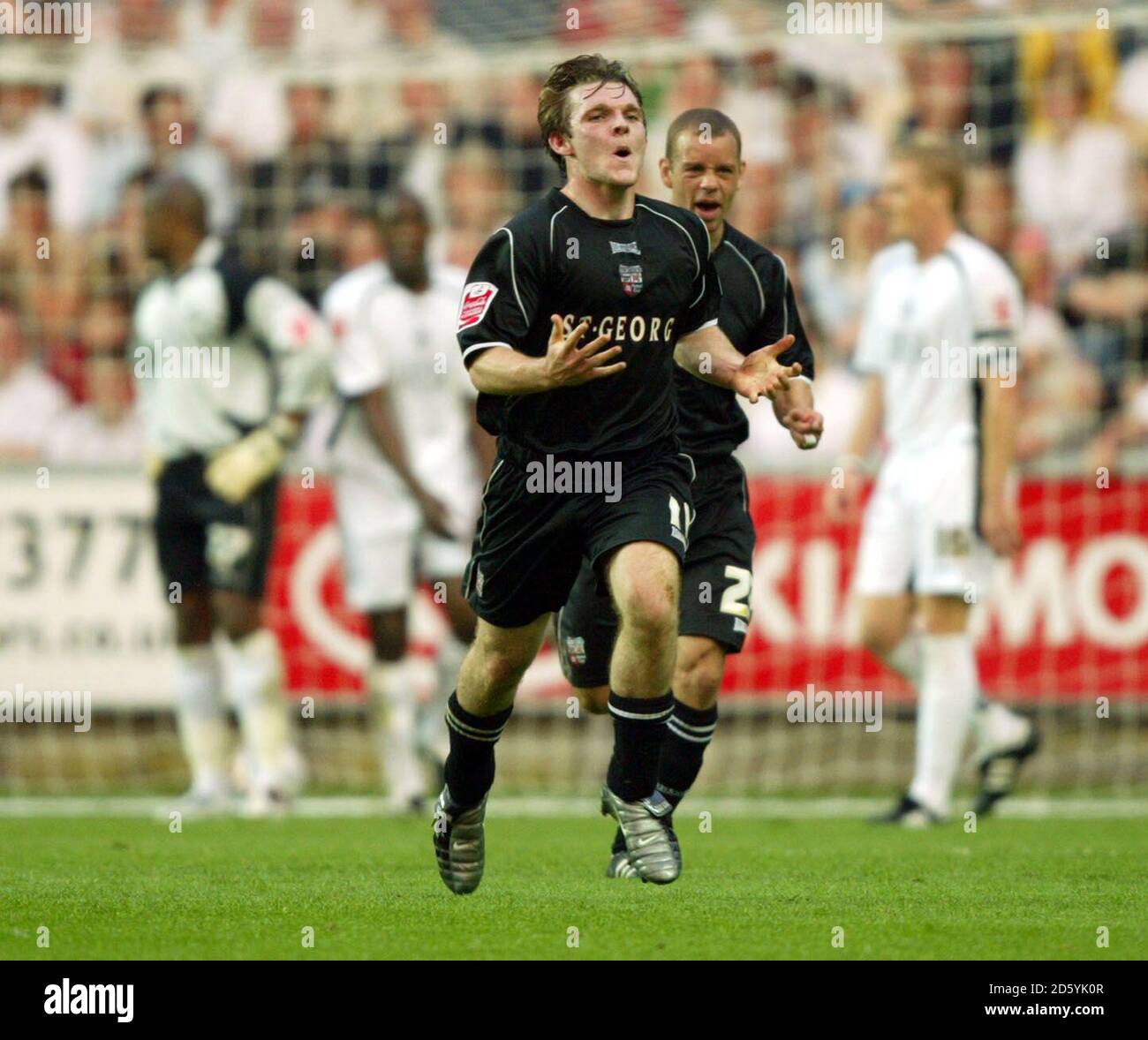 Brentford's Jay Tabb celebrates his goal Stock Photo - Alamy
