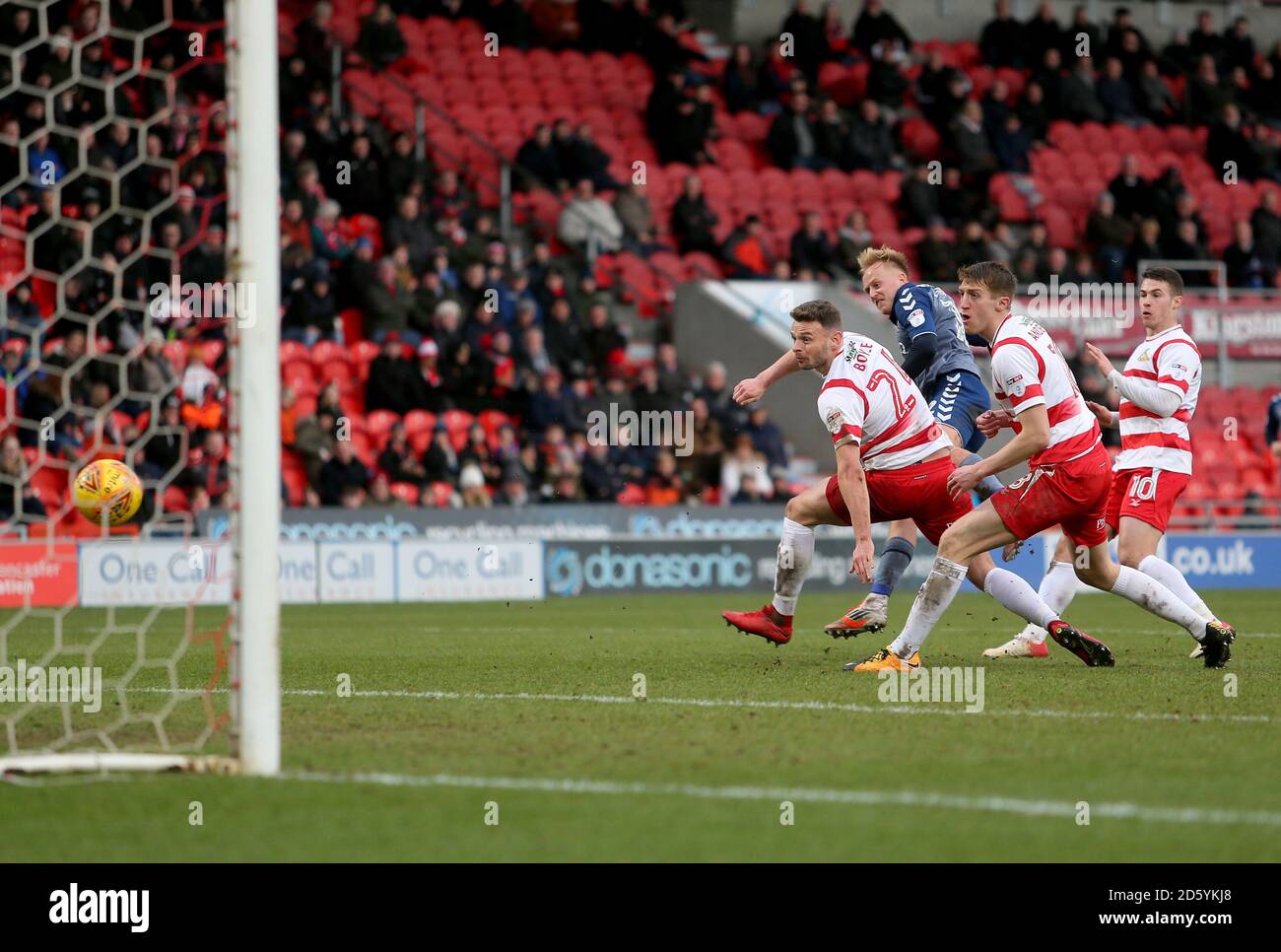 Charlton Athletic's Ben Reeves goes close Stock Photo - Alamy