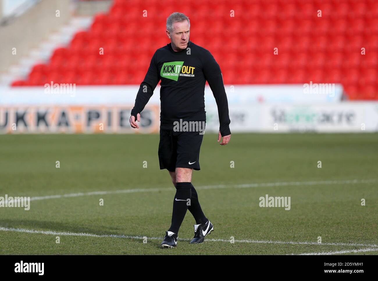 Match referee Mark Heywood Stock Photo - Alamy