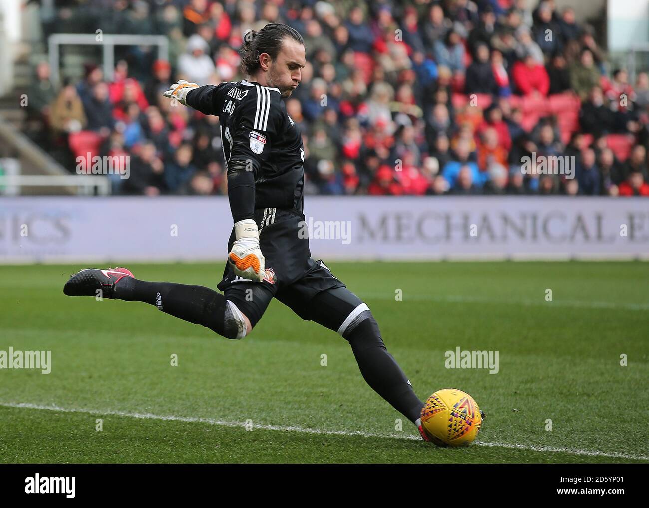 Sunderland Goalkeeper Lee Camp takes a goal kick Stock Photo - Alamy
