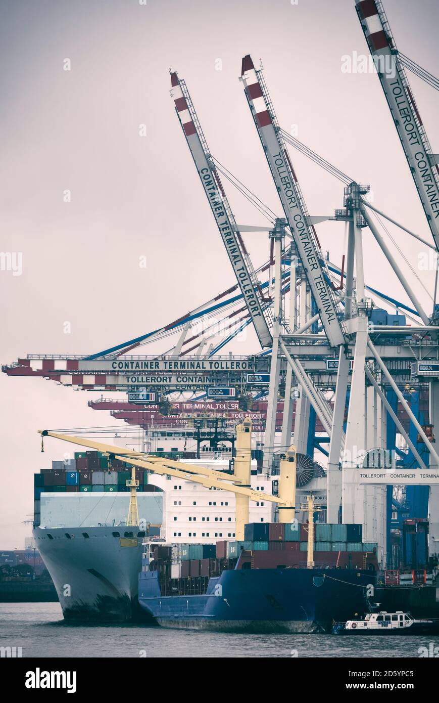 Container ship unloading hi-res stock photography and images - Alamy