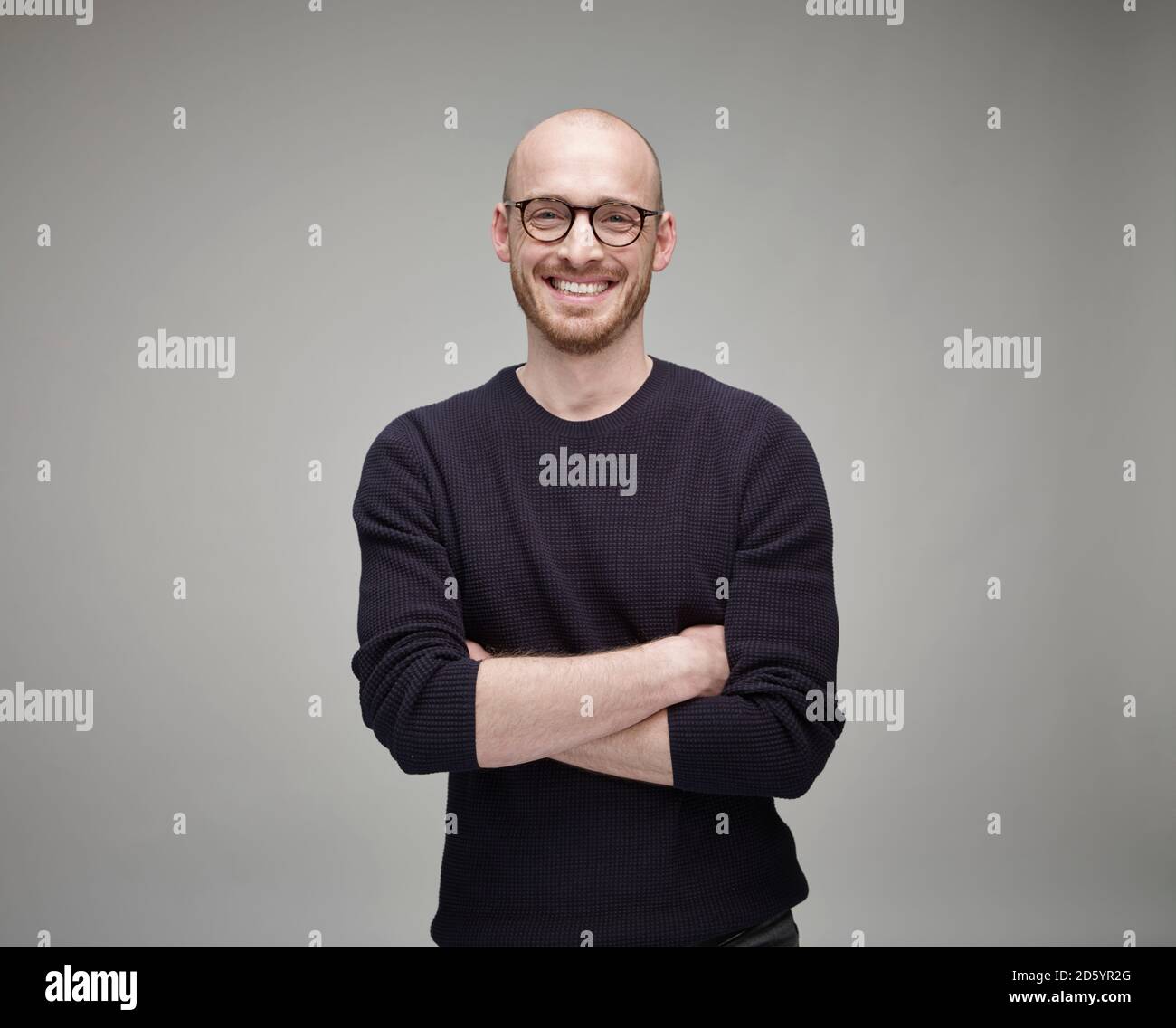 Man with crossed arms hi-res stock photography and images - Alamy