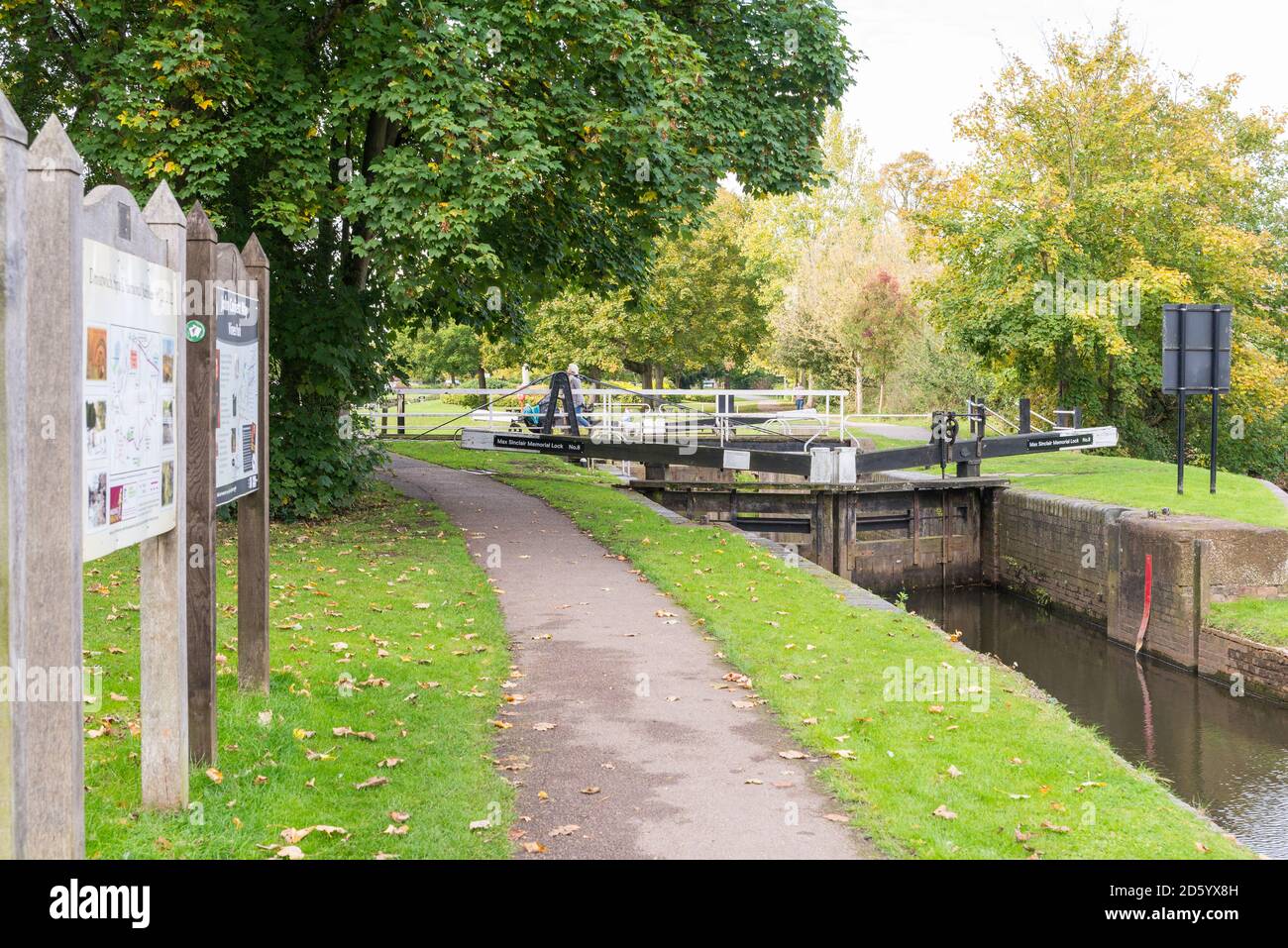 Droitwich canal lock hi-res stock photography and images - Alamy