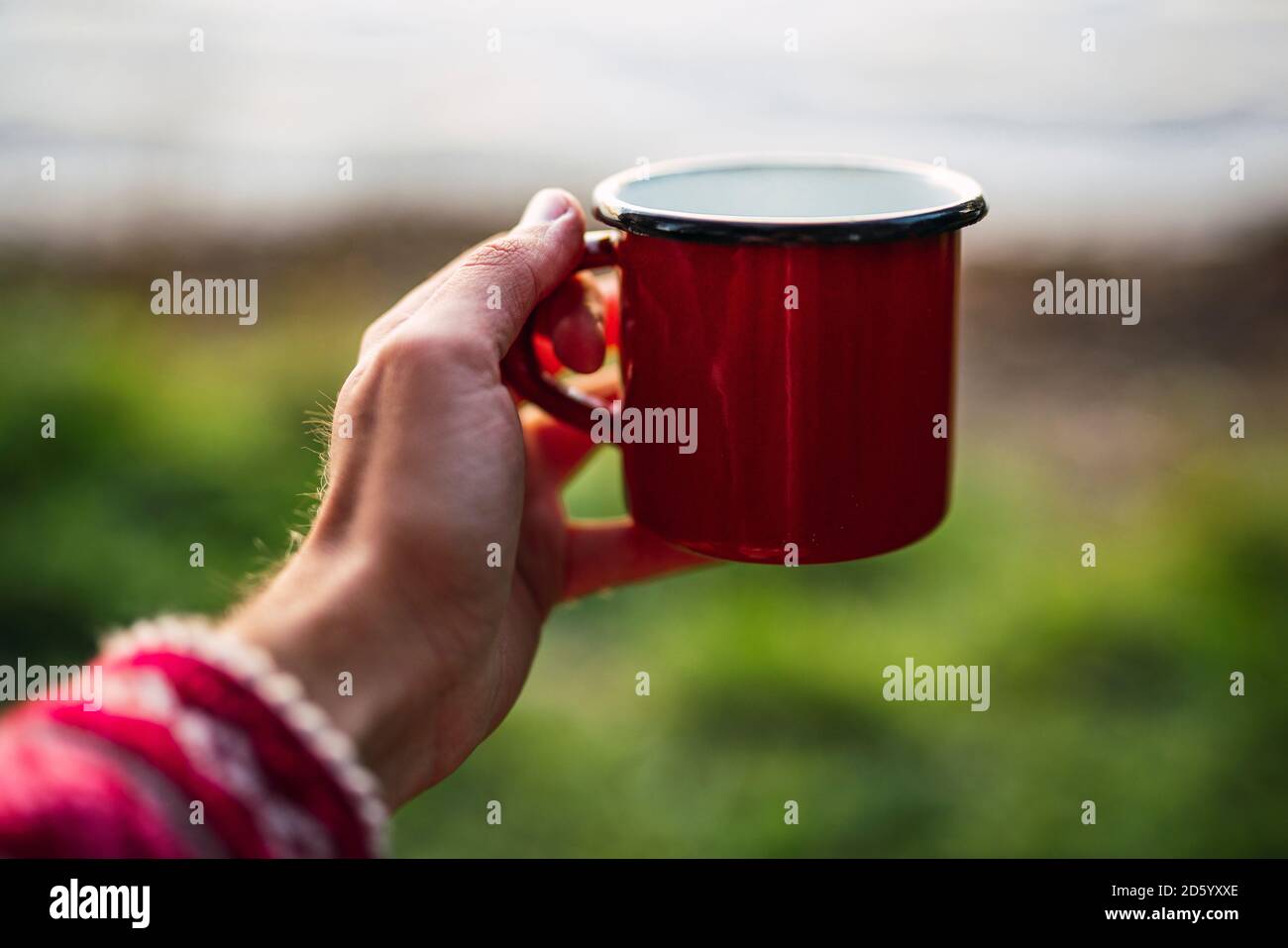 Hand holding coffee cup Stock Photo - Alamy