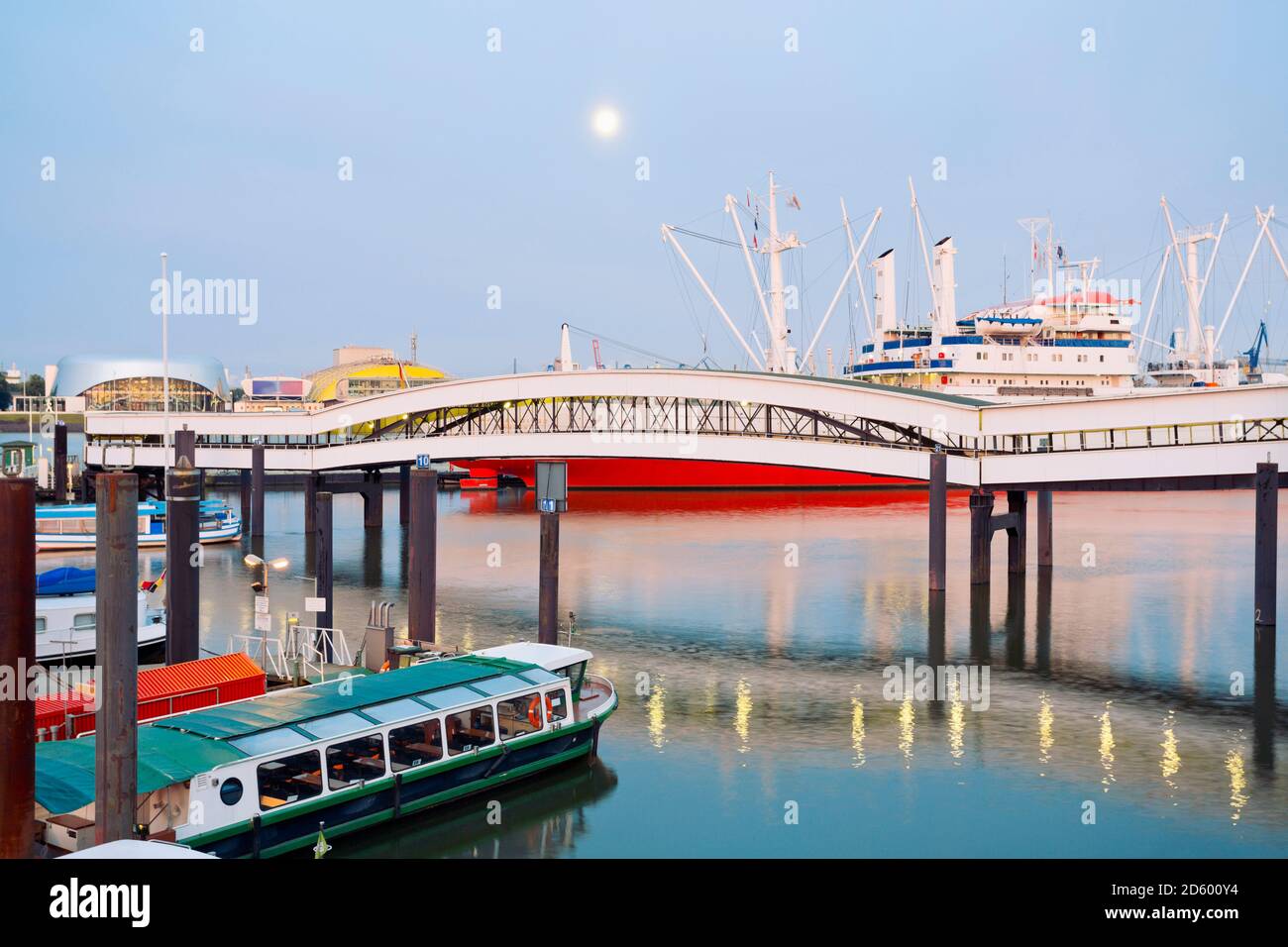 Landing bridge hi-res stock photography and images - Alamy