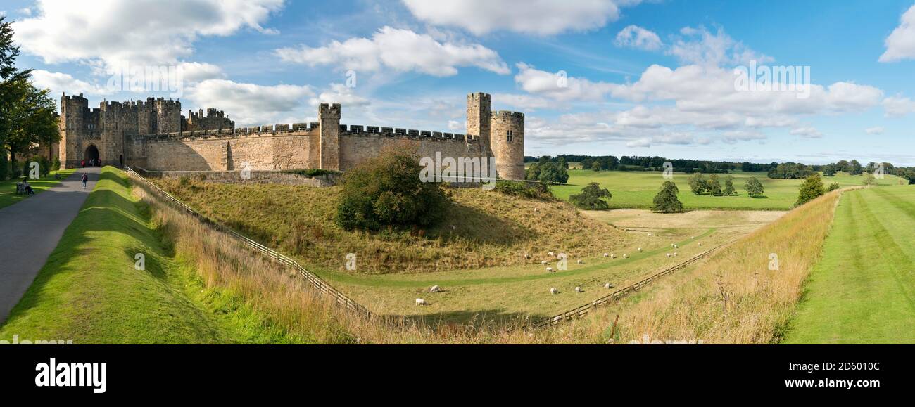 UK, Alnwick, view to Alnwick Castle Stock Photo - Alamy