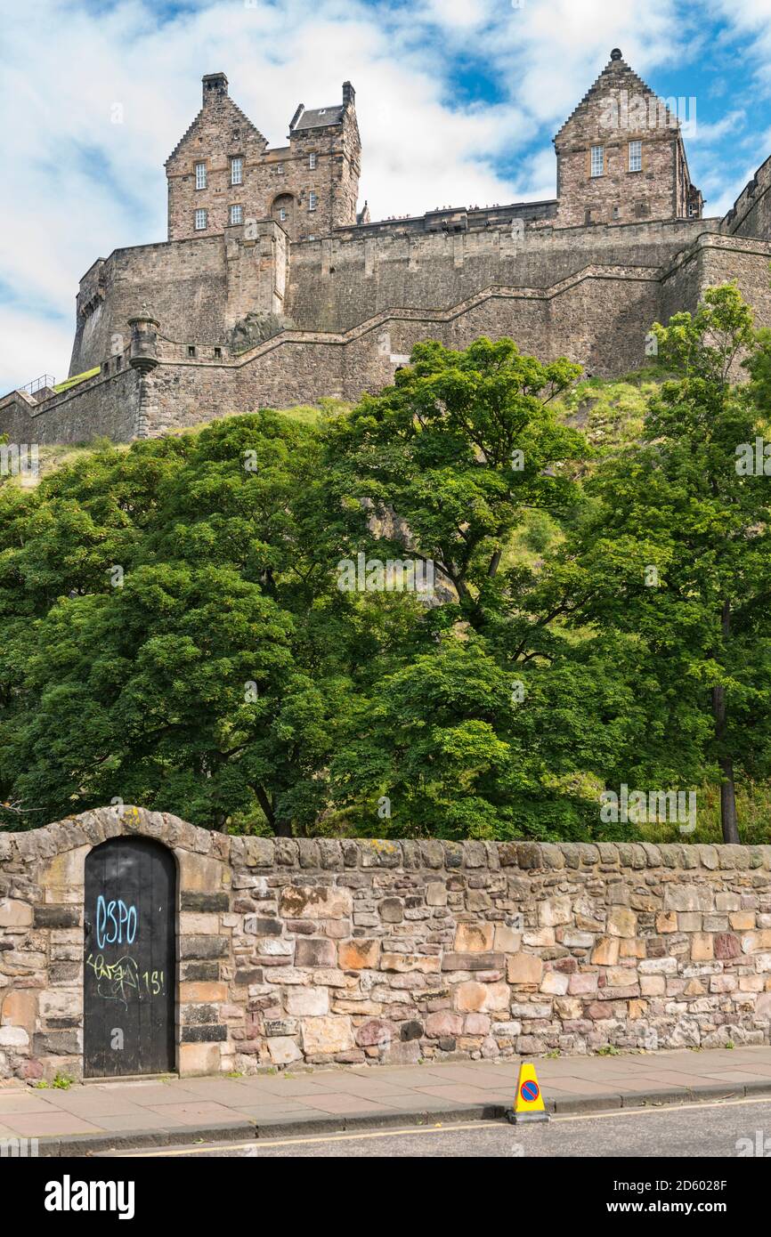 Edinburgh castle entrance gate hi-res stock photography and images - Alamy