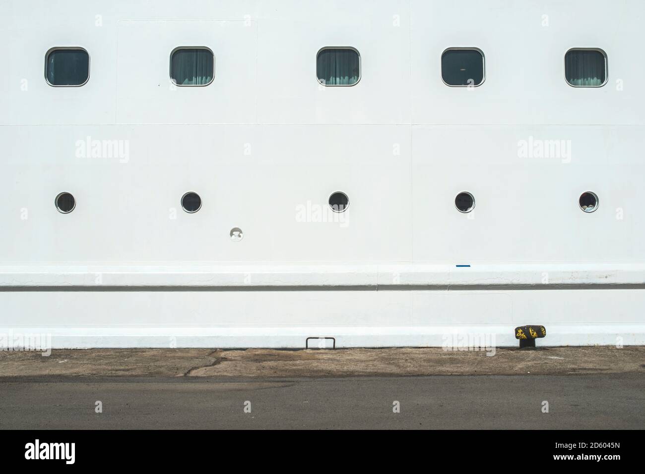 White side of cruise ship hi-res stock photography and images - Alamy