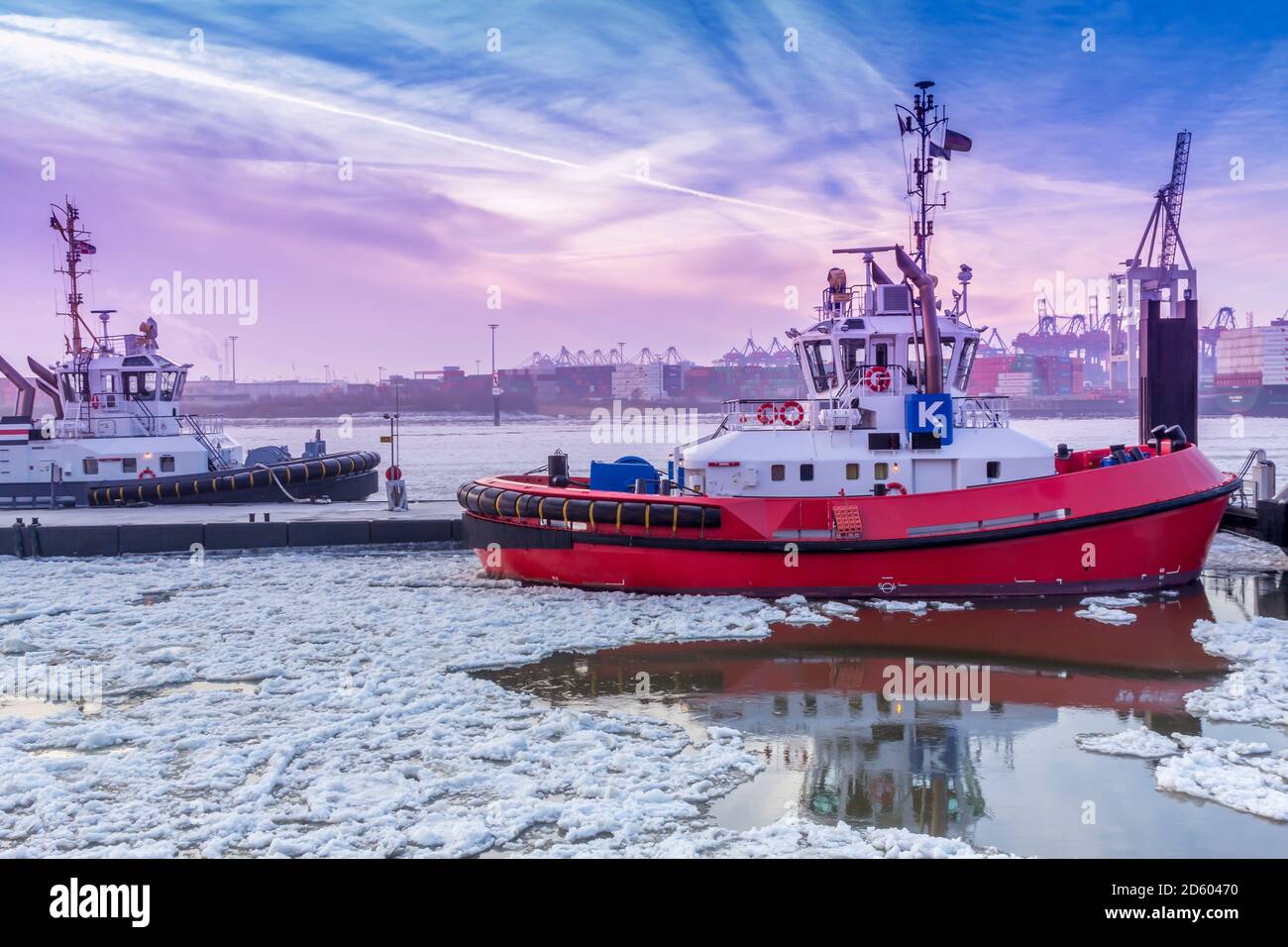 Hamburg port tugboats hi-res stock photography and images - Alamy