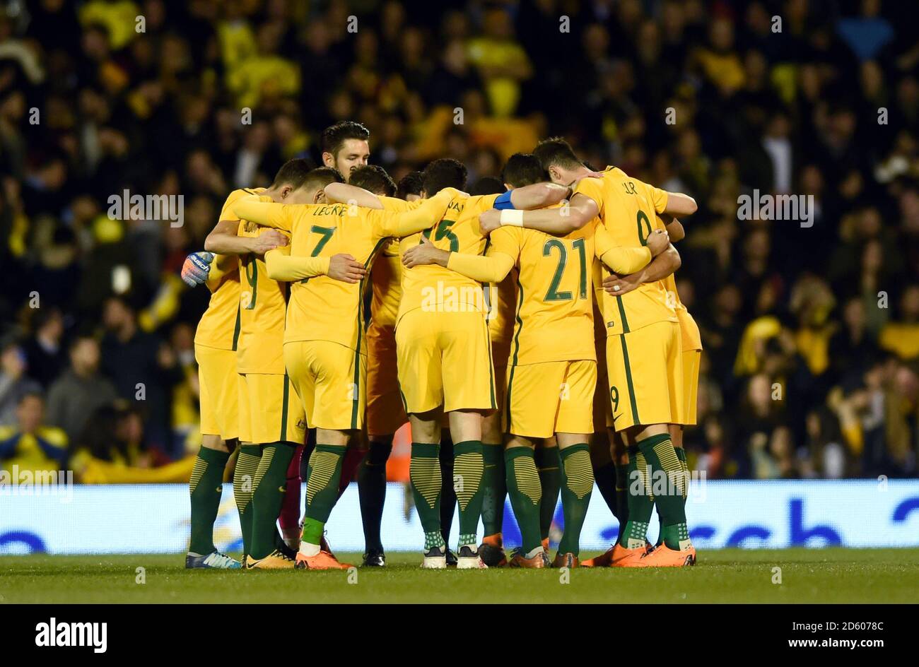 Australia players in a huddle ahead of the match Stock Photo - Alamy