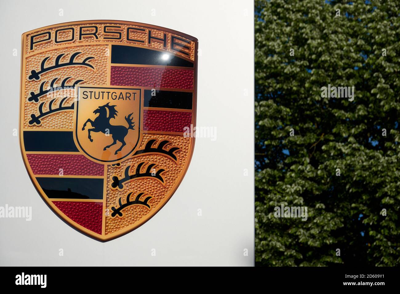 Porsche logo symbol icon flag hi-res stock photography and images - Alamy