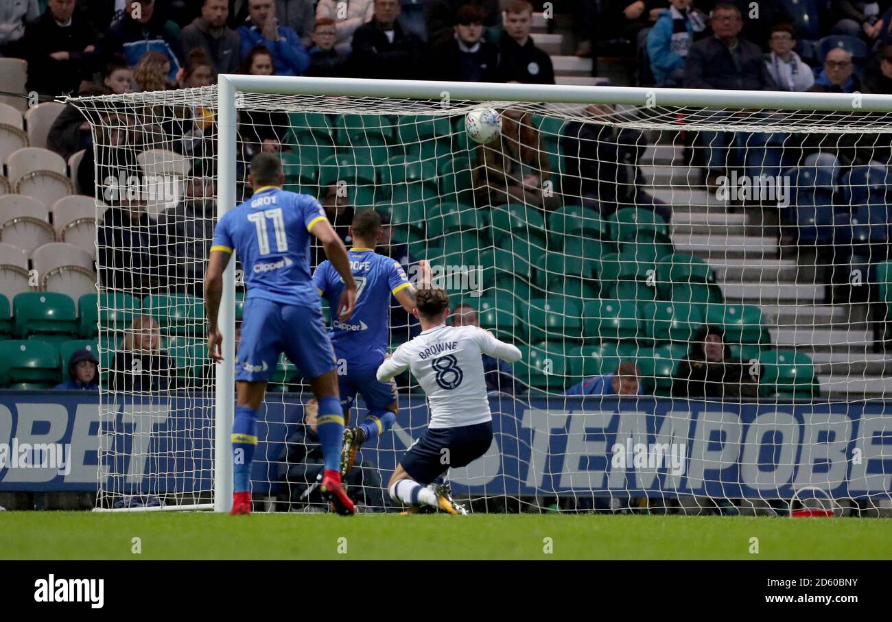 Leeds United's Kemar Roofe scores Stock Photo - Alamy