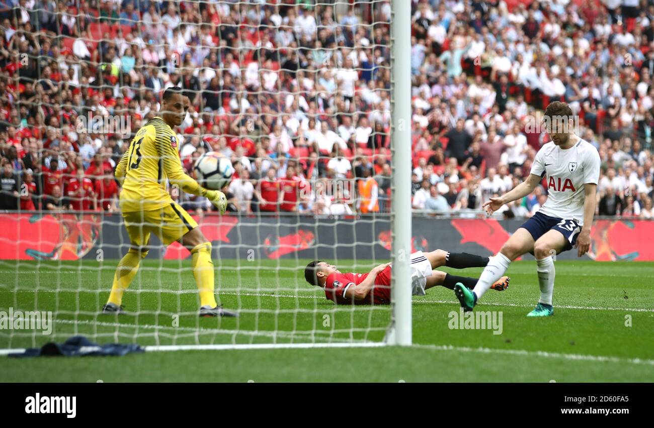 Alexis sanchez celebration hi-res stock photography and images - Alamy
