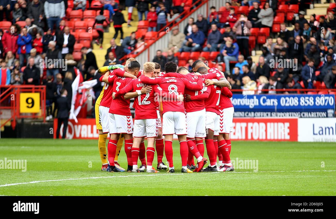 Charlton Athletic players in a huddle Stock Photo - Alamy