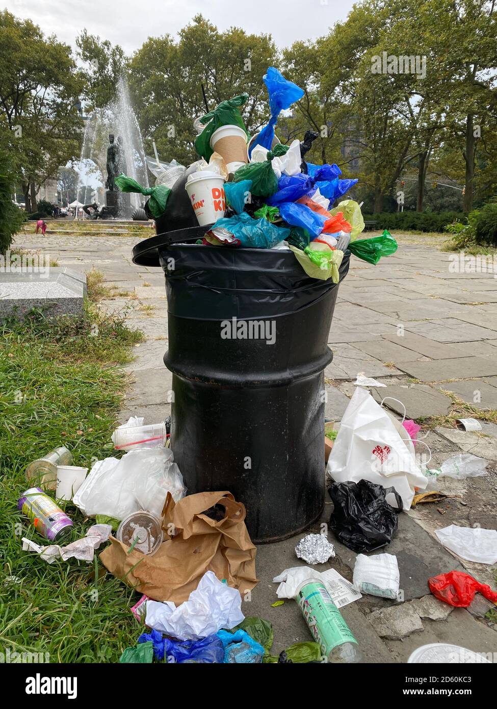 City trash can overflowing hi-res stock photography and images - Alamy