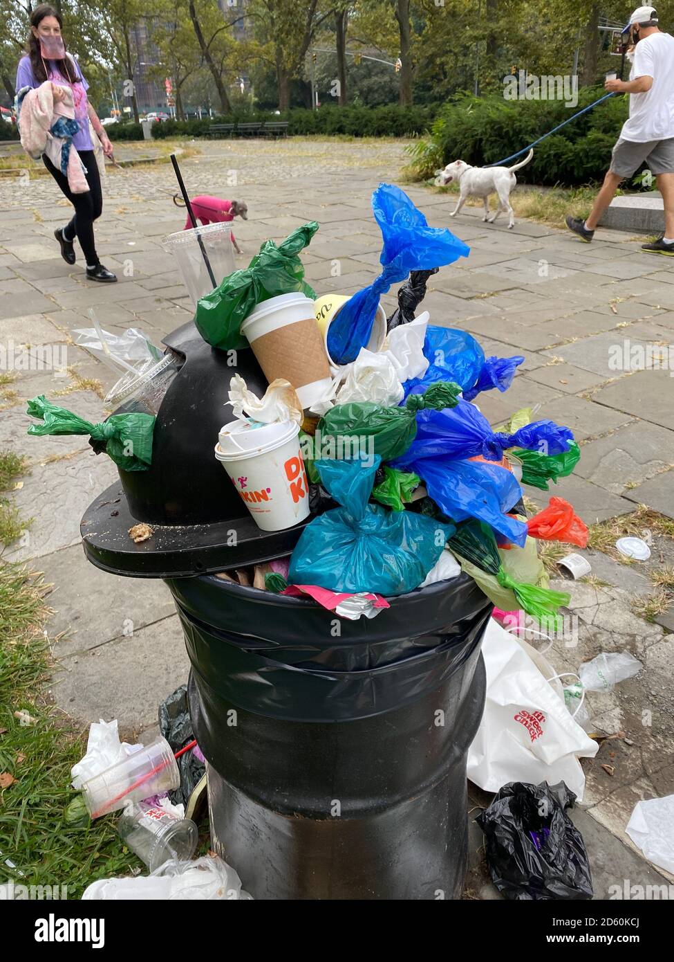City trash can overflowing hi-res stock photography and images - Alamy