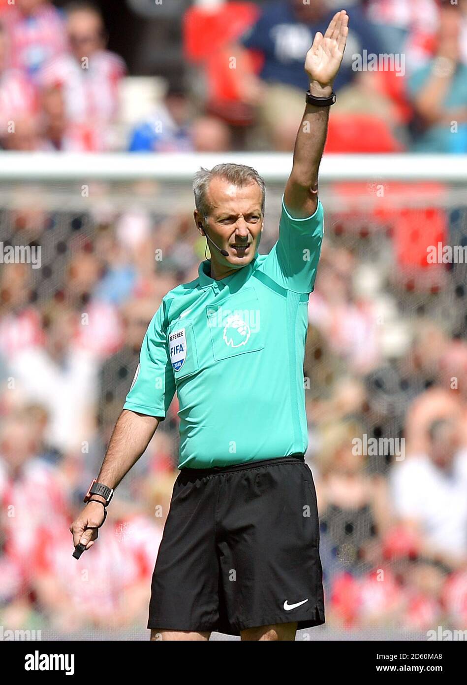 Referee Martin Atkinson Stock Photo - Alamy