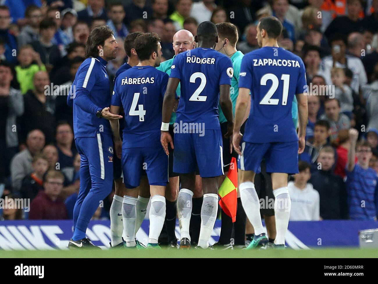 Chelsea players surround referee Lee Mason at half-time Stock Photo - Alamy