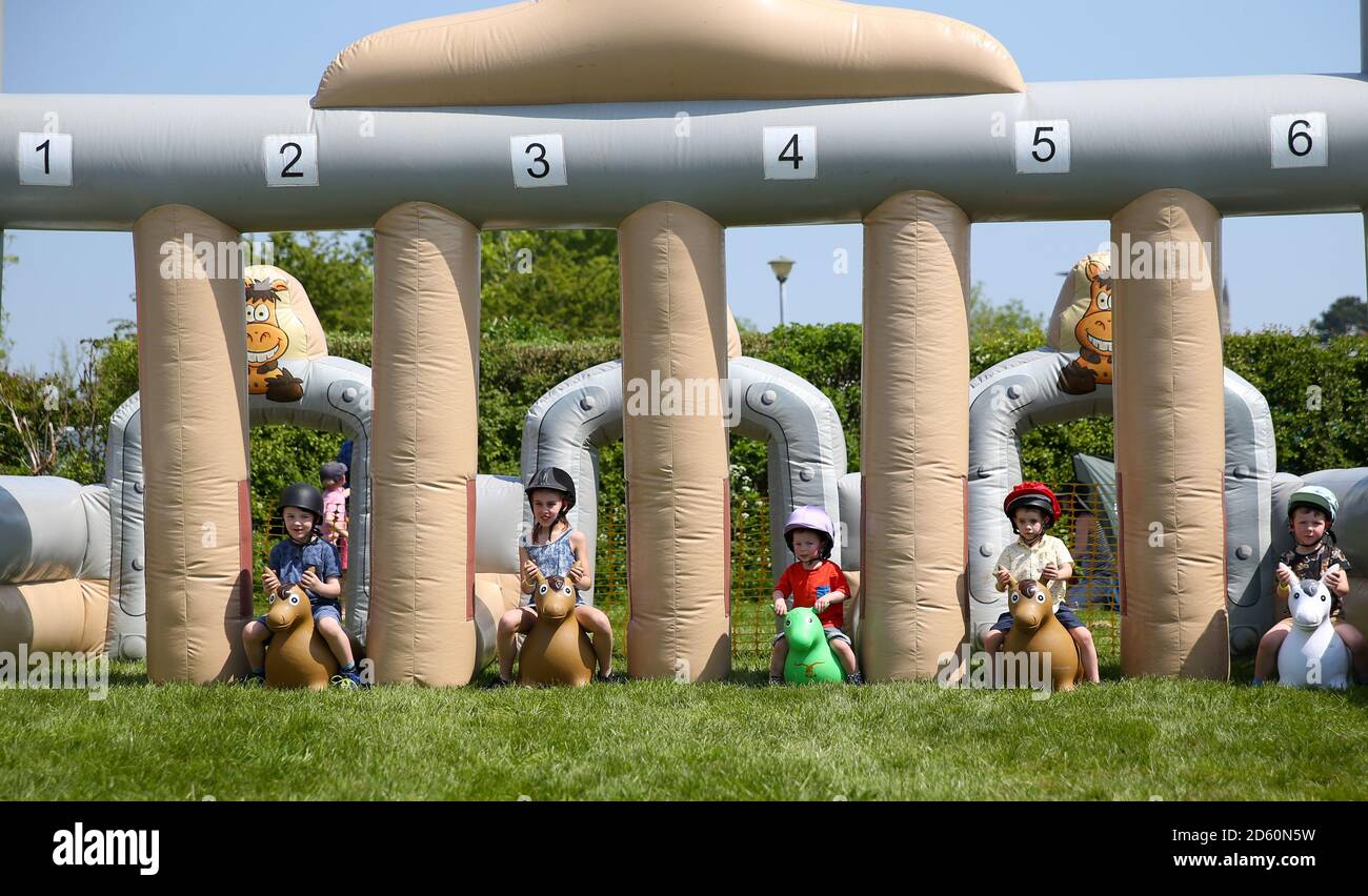 Family at the horse races hi-res stock photography and images - Alamy