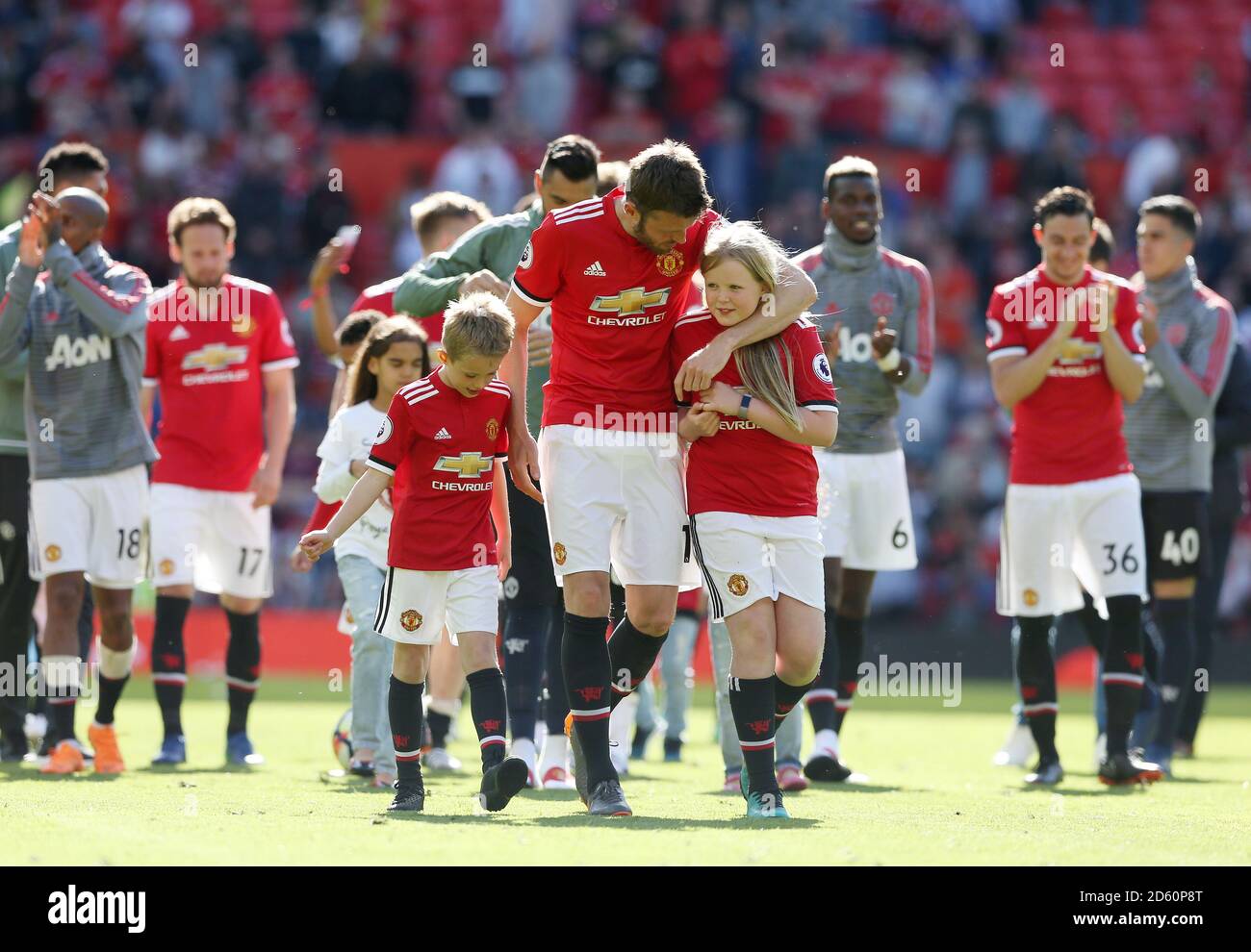 Manchester United's captain Michael Carrick and young members of his ...