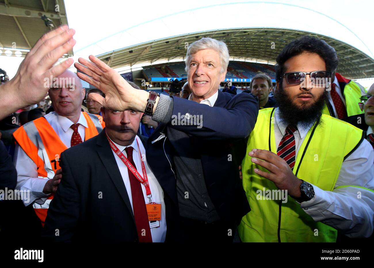 Outgoing Arsenal manager Arsene Wenger says goodbye to the fans after ...