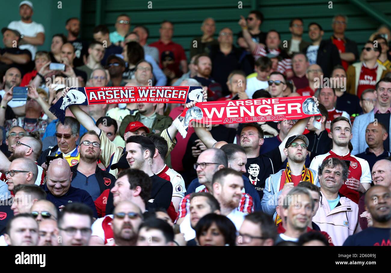 Arsenal fans hold hi-res stock photography and images - Alamy