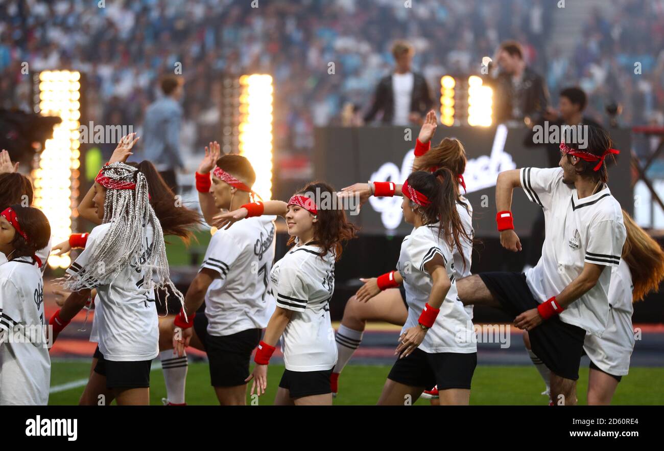 Pre match entertainment football hi-res stock photography and images ...
