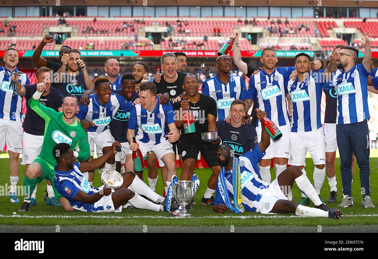 Thatcham Town players celebrate with the trophy after the final whistle ...