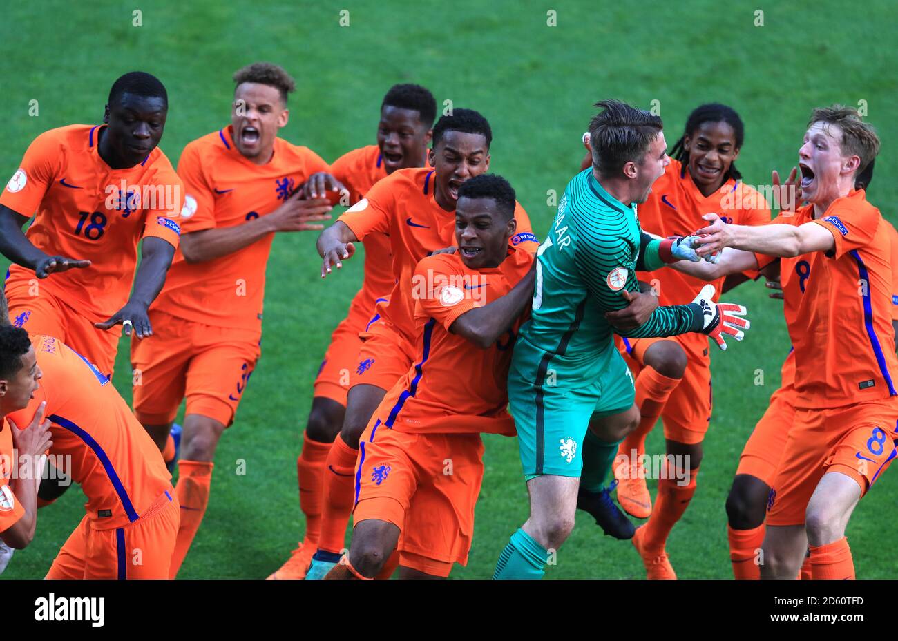 Netherlands U17's players celebrate winning the shoot out Stock Photo ...