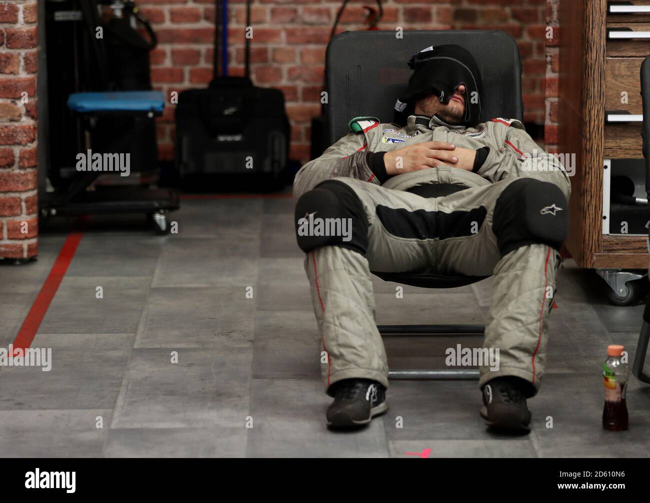 Mechanics sleep in the pits Stock Photo - Alamy