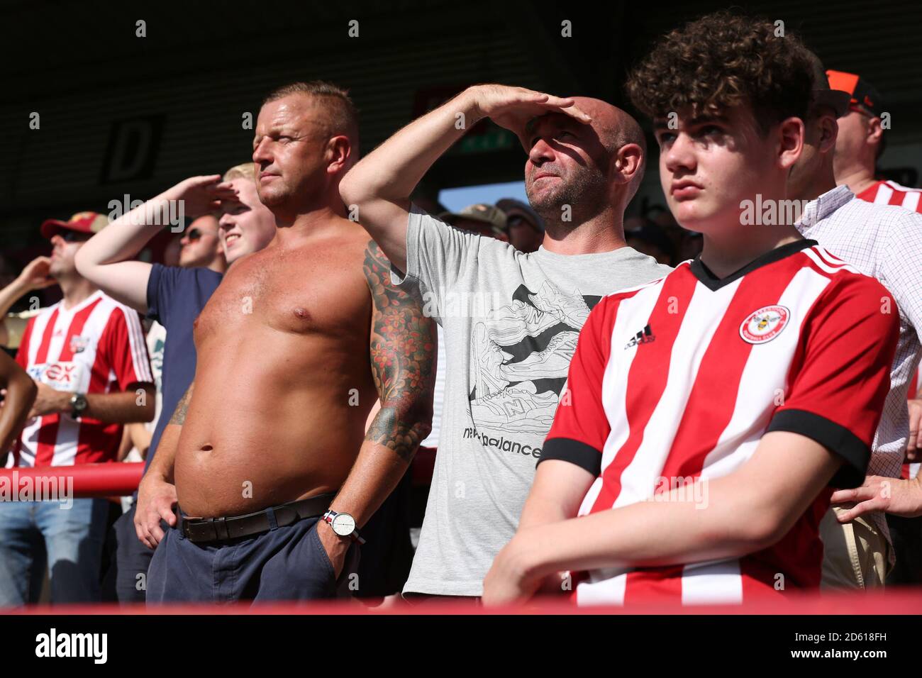 Brentford fans in the stands hi-res stock photography and images - Alamy