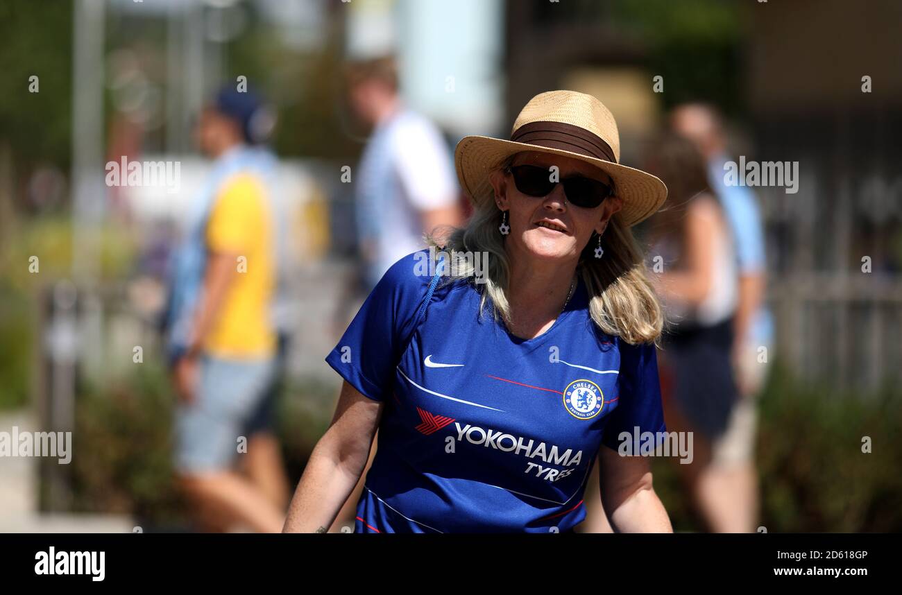 Chelsea fans shield hi-res stock photography and images - Alamy